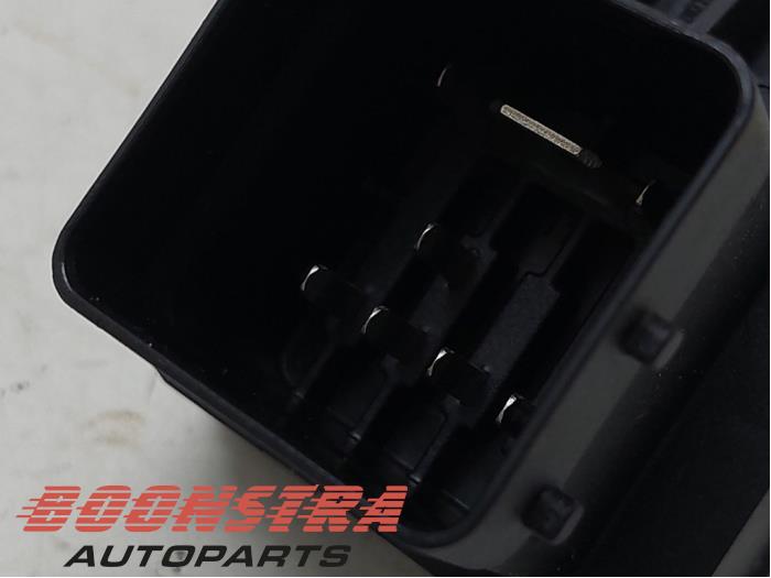 Glow plug relay Renault Trafic 2.0 dCi 16V 110 - 110675590R