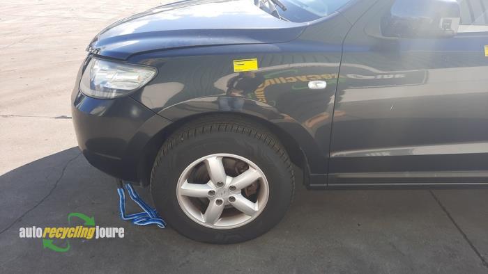 Front wing, left Hyundai Santa Fe II 2.7 V6 24V 4x4 2Z - 663102B270