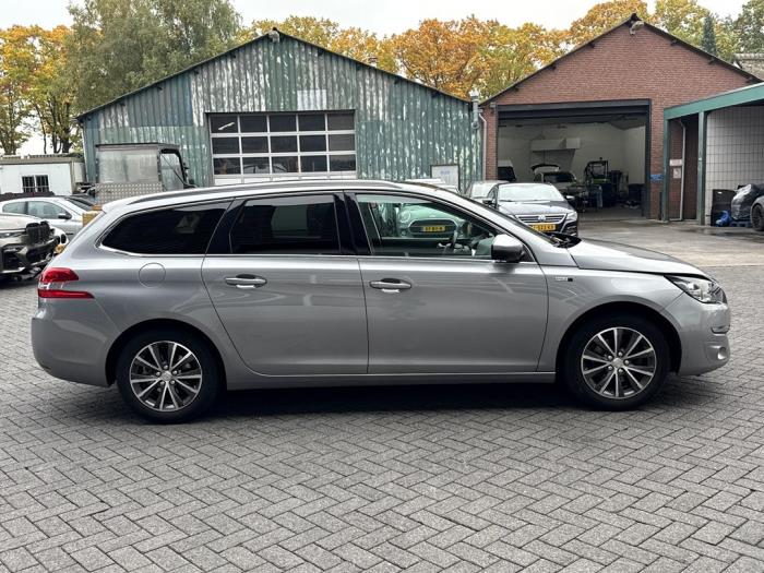 Peugeot 308 SW 1.2 12V e-THP PureTech 130 Schadevoertuig (2016, Grijs)