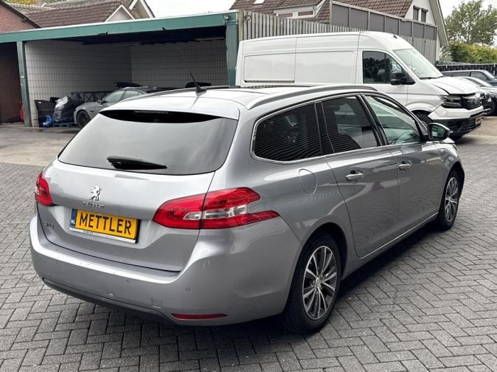 Peugeot 308 SW 1.2 12V e-THP PureTech 130 Schadevoertuig (2016, Grijs)